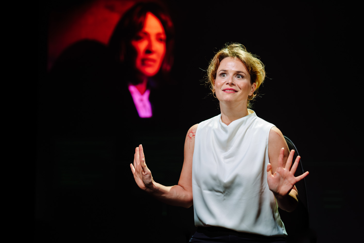 CREDIDAM – Contracte, o nouă producţie la Teatrul de Comedie